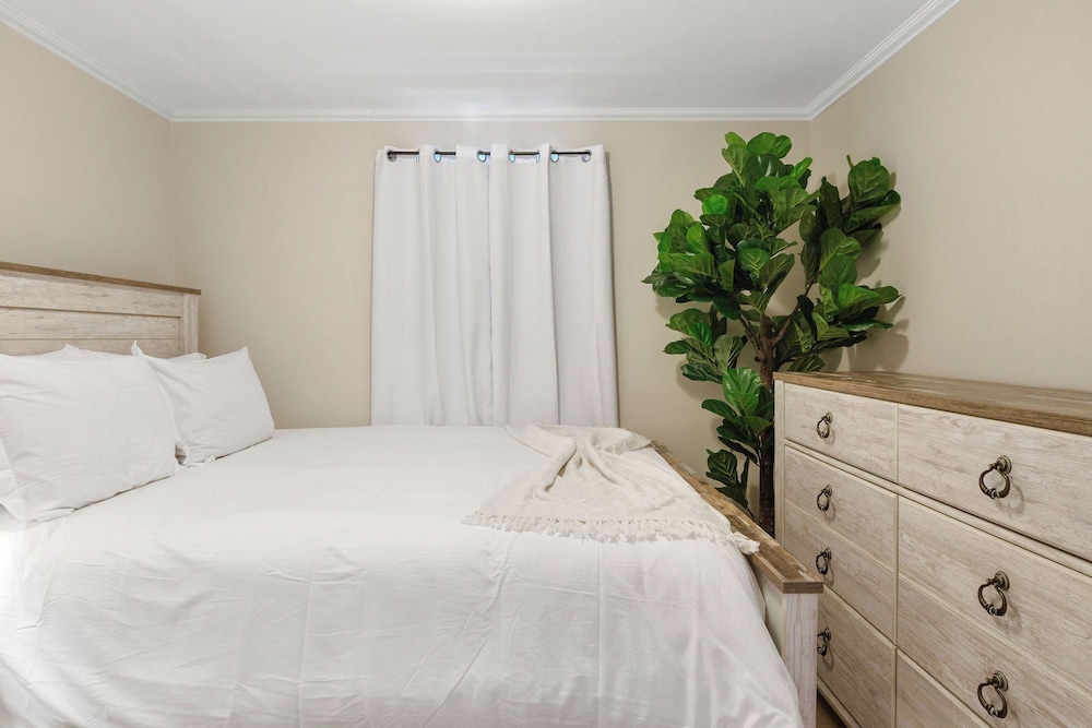 Beachside Retreat! Cozy 1-bedroom W/ Private Yard - Dennis