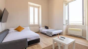 Quarto Quádruplo Familiar, Vista para a cidade | Secretária, secretária adequada para computadores portáteis