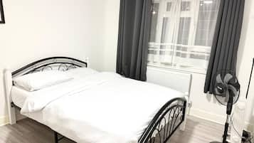 Standard Double Room - Shared | Ferro/tábua de engomar