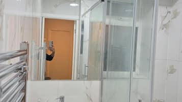 Standard Double Room - Shared | Casa de banho | Um polibã, artigos de higiene pessoal grátis, um secador de cabelo