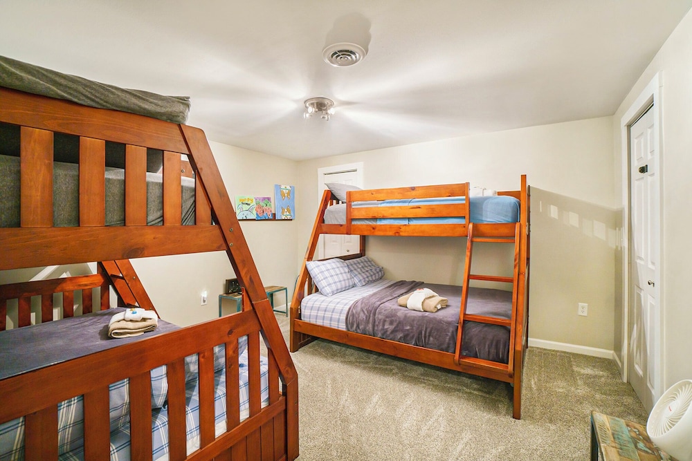 The Quack Shack - Spacious 5br | 9 Beds | Sleeps 14 | Retreat | Game Room, Pool & Hot Tub Access - Otsego Lake State Park, Gaylord
