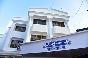Um hotel chamado 'Krishna' com uma placa indicando que é um 'hotel moeda do mar'.