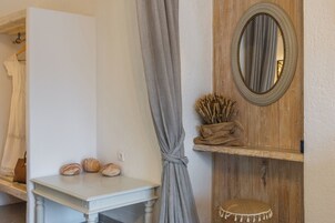 Quarto triplo luxo, varanda, vista para o mar | Cofres nos quartos, individualmente decorados