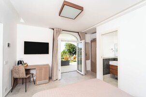 Quarto casal superior, vista para o mar | Cofres nos quartos, escrivaninha, cortinas blackout, Wi-Fi de cortesia