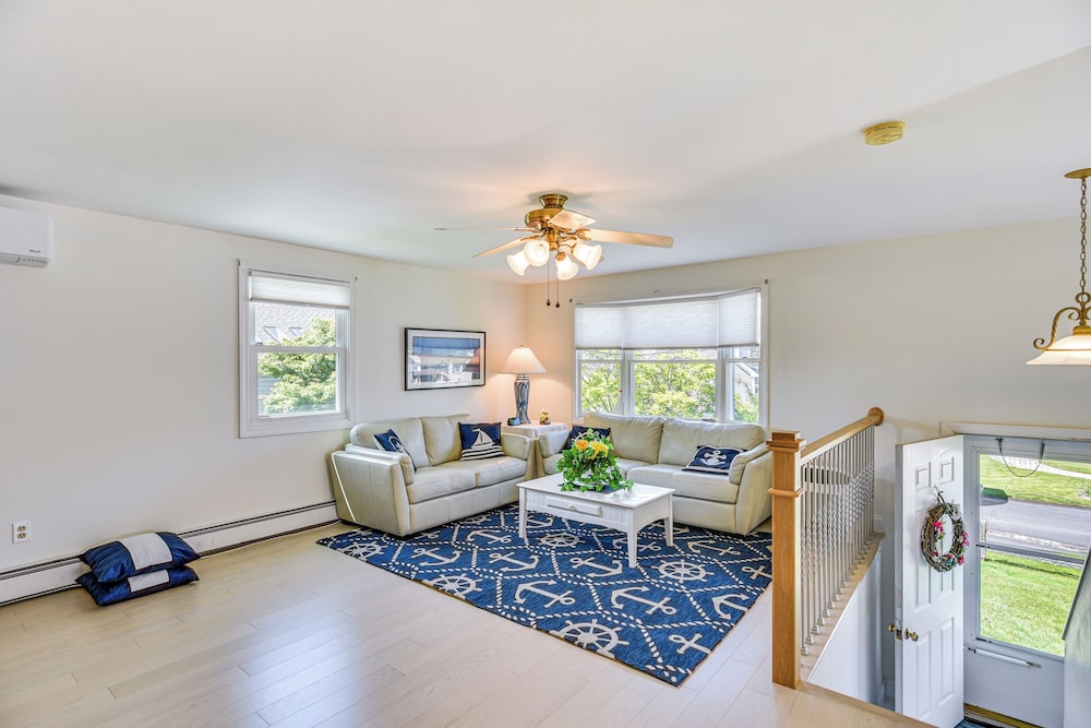 Coastal Home: 1 Mi To Beach, 2 Mi To Dtwn Newport! - Rhode Island