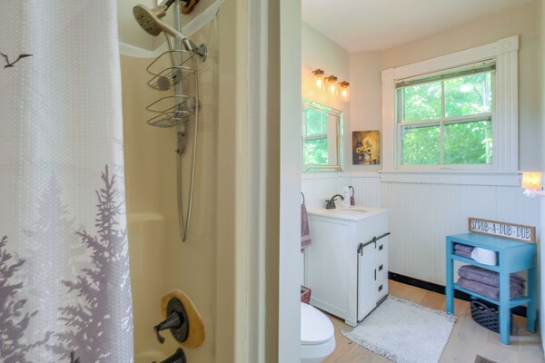 3 Mi To Liberty U: Apt W/ Full Kitchen & King Bed! - Lynchburg, VA