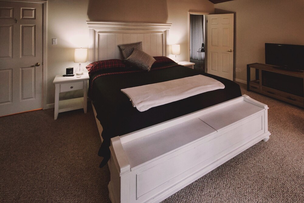 Woodside Cottage- Luxury In Southcott Pines, Grand Bend! - Grand Bend ...
