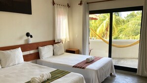 Quarto Standard, vista para a lagoa | Cofre no quarto, berços/camas para crianças grátis, Wi-fi grátis 