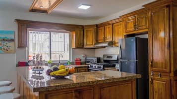 Villa | Cozinha privada | Um frigorífico, um micro-ondas, um forno, uma placa de cozinha