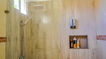 Villa | Casa de banho | Um polibã, toalhas fornecidas