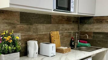 Um frigorífico, um micro-ondas, um forno, uma chaleira elétrica