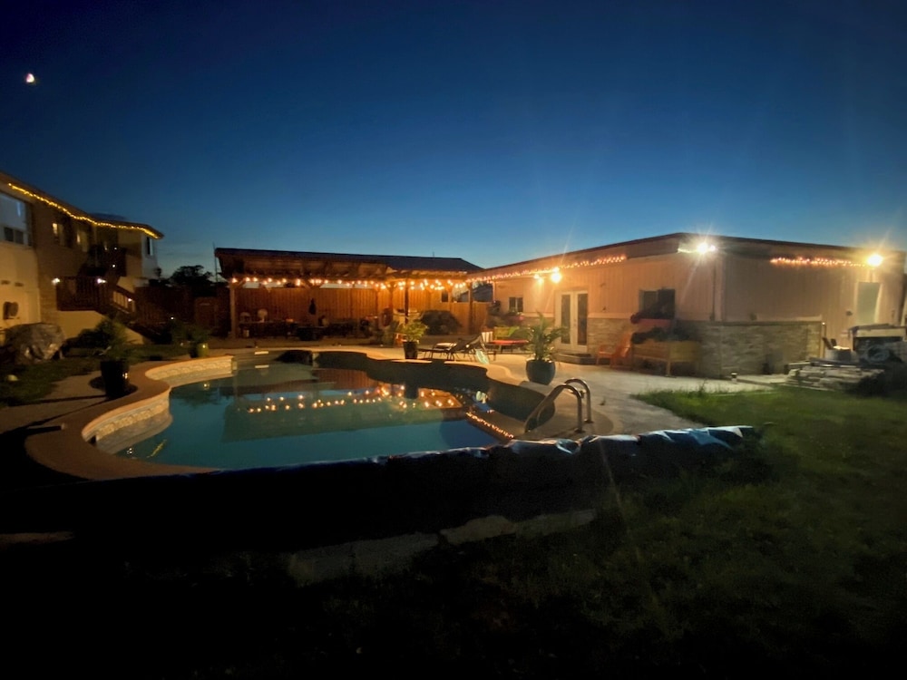 Royal B&b #2-poolhouse W/kitchen & Private Bath @Royal Demaria Winery - Beamsville
