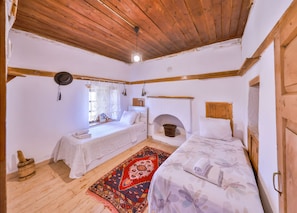 Casa de Campo Tradicional | 1 quarto, roupa hipoalergénica, com decoração personalizada, secretária