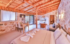 1 quarto, roupa hipoalergénica, com decoração personalizada, secretária 