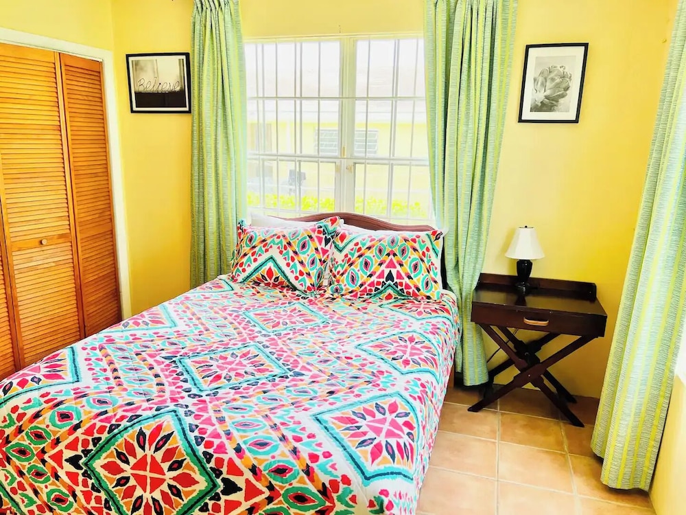 3 Queen Beds Close To The National Stadium - Nassau
