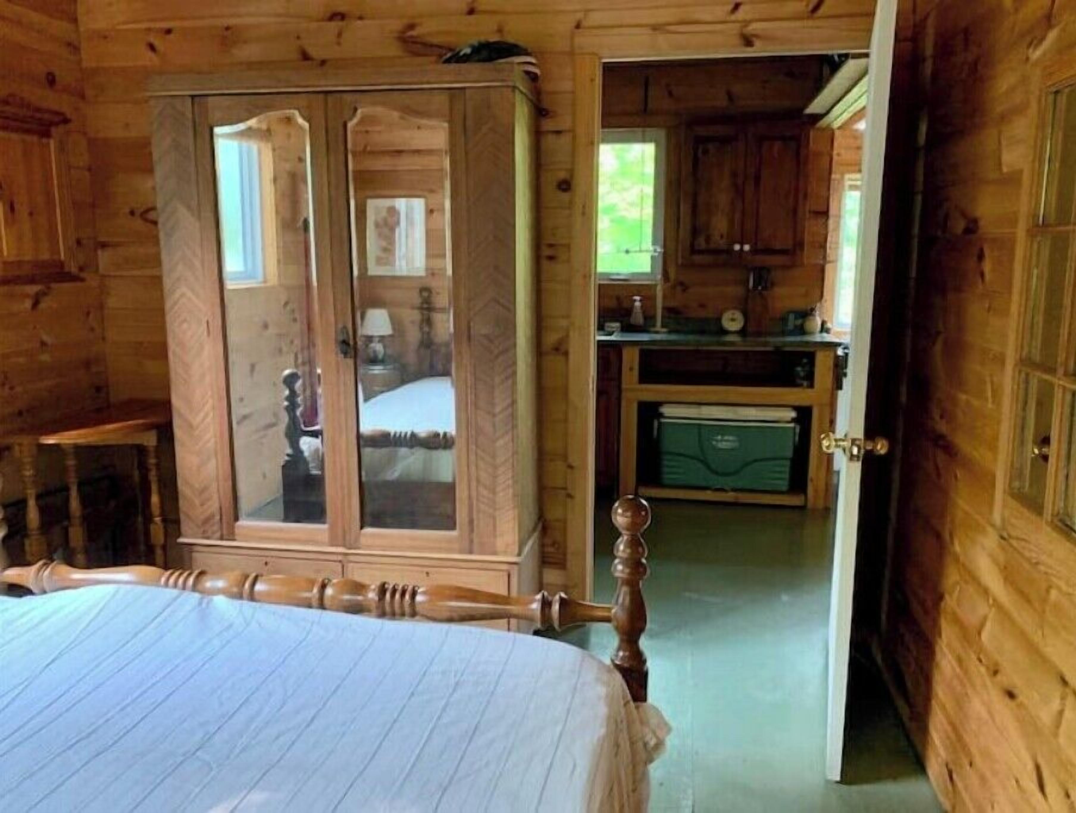 Off-grid Rustic 3-bedroom Cabin On Very Quiet Lake - Ontario