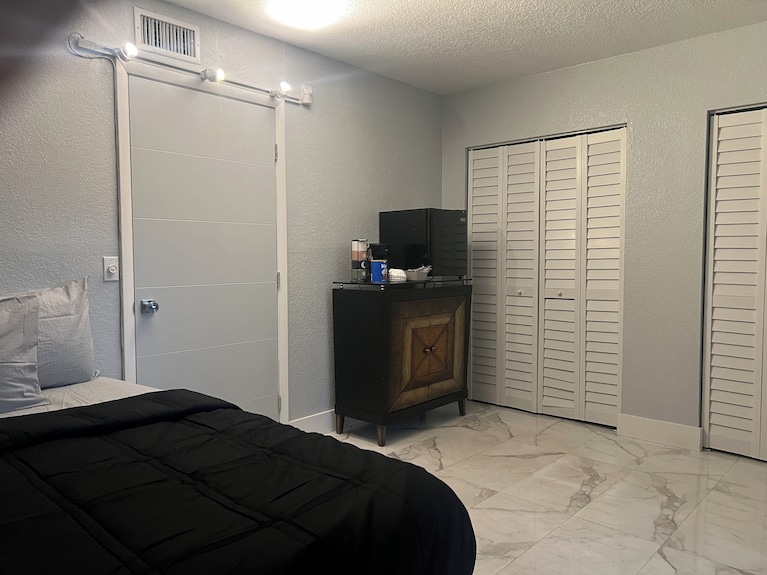 Exclusive Miami Studio Pool Beaches - Pembroke Pines, FL