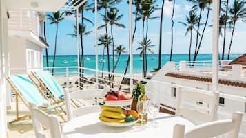 Uma praia privada, praia de areia branca, espreguiçadeiras