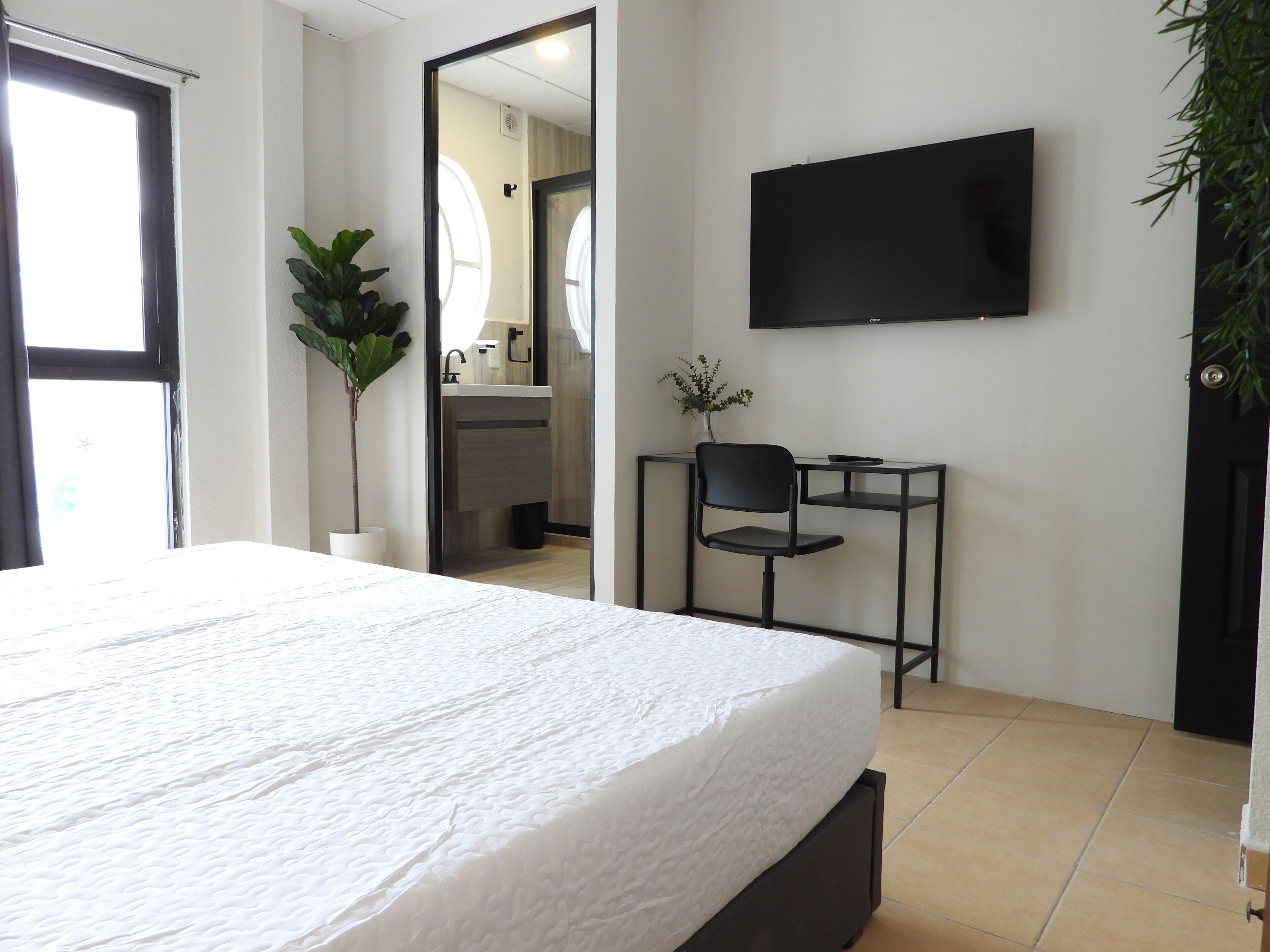 Quarto urbano | Escrivaninha, espaço de trabalho para notebook, cortinas blackout