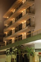 Fachada da propriedade à noite