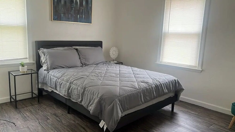 Simple & Peaceful Home, Very Quiet Street. Near University Of Toledo - Pets Ok - Toledo, OH