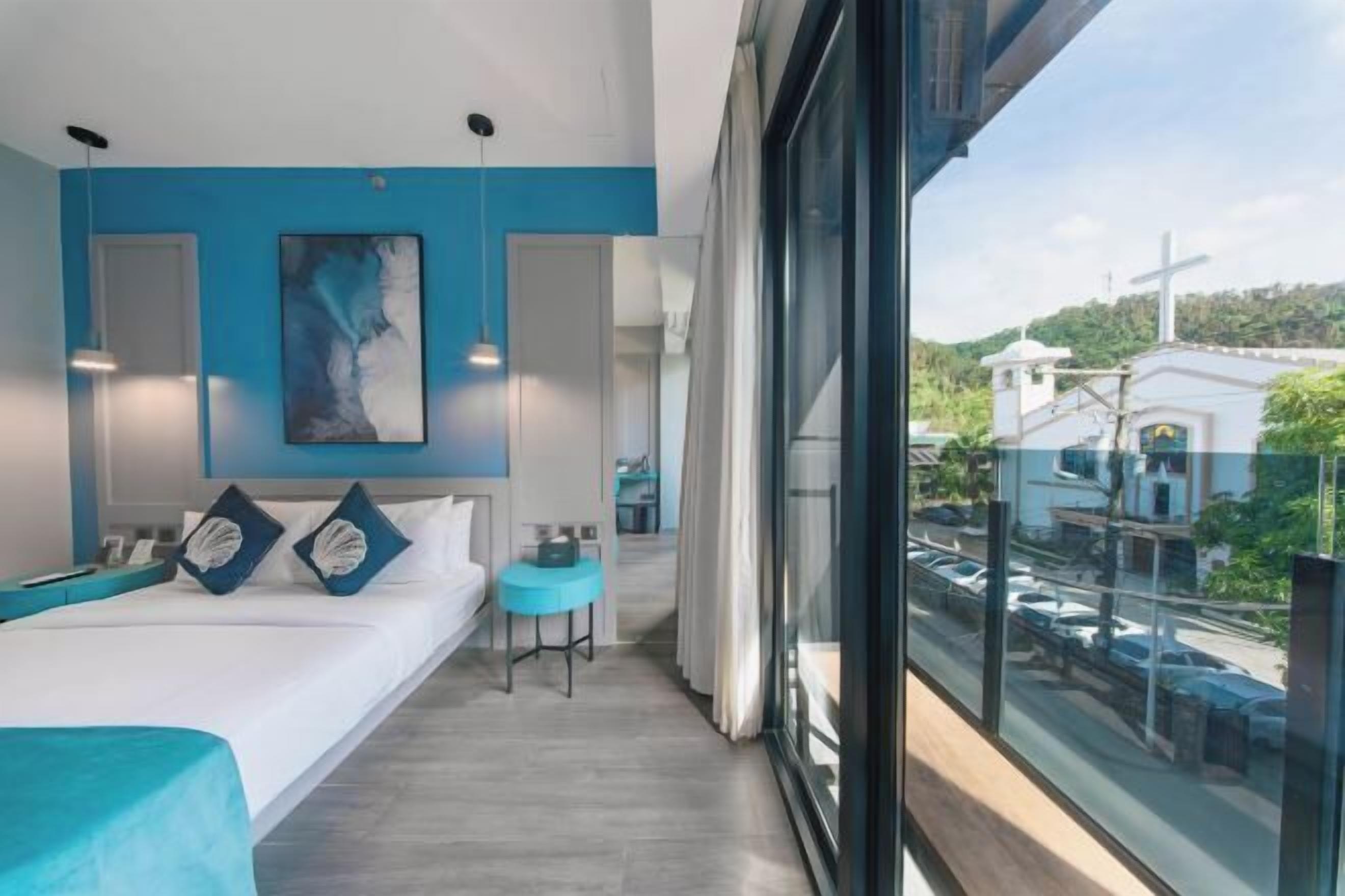 Roupa de alta qualidade, minibar com produtos grátis, secretária 