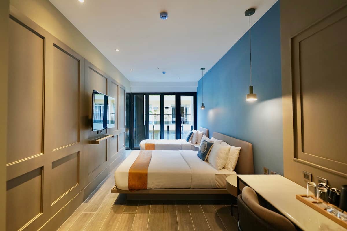 Quarto Twin Deluxe | Roupa de alta qualidade, minibar com produtos grátis, secretária