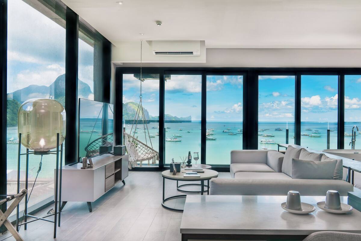 Suite Presidencial, varanda, vista para a baía | Sala de estar | Smart TV de 55 polegadas com canais digitais, Netflix