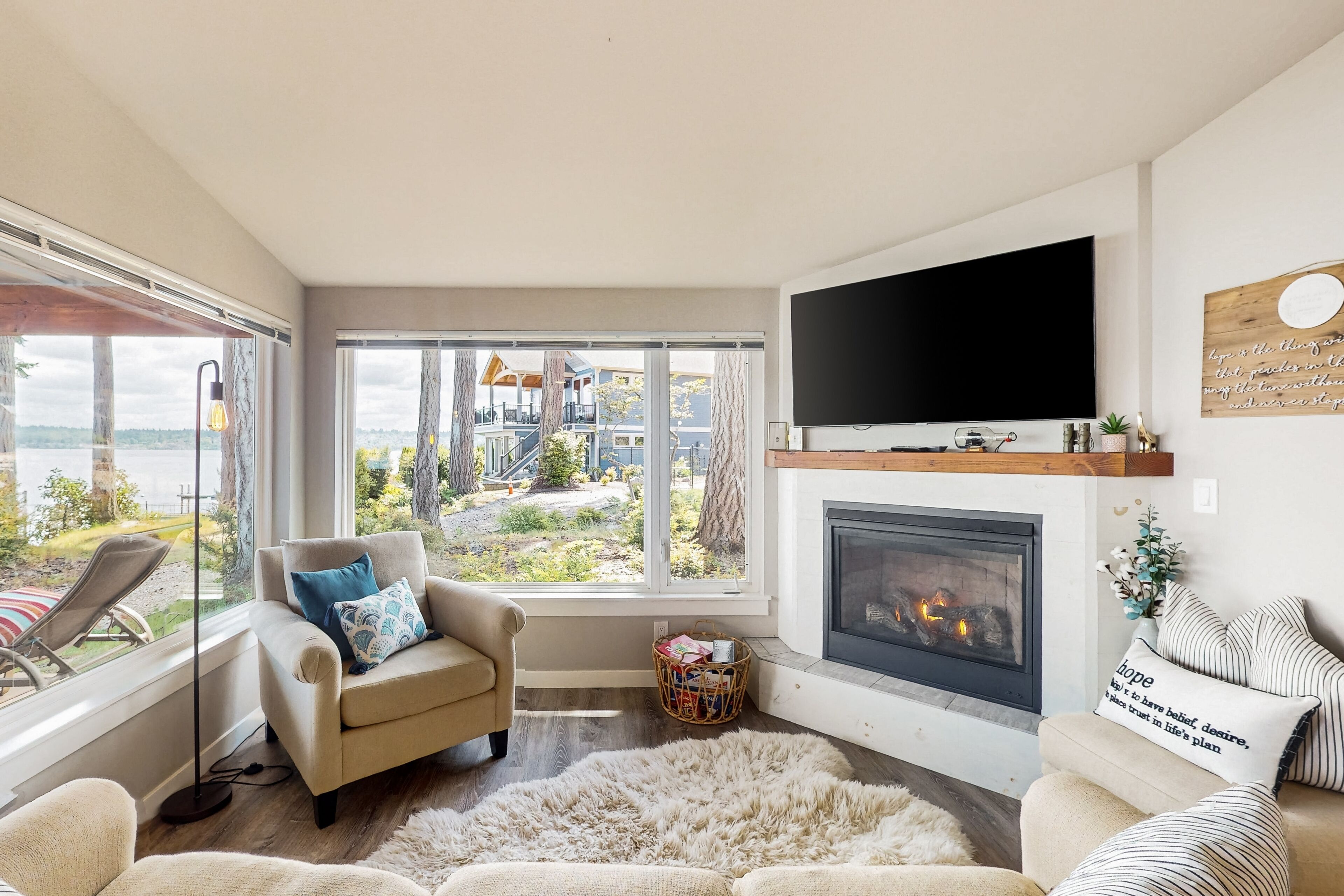 Family-friendly, Soundfront Getaway With Deck, Wifi, W/d And Mountain Views - Fox Island, WA