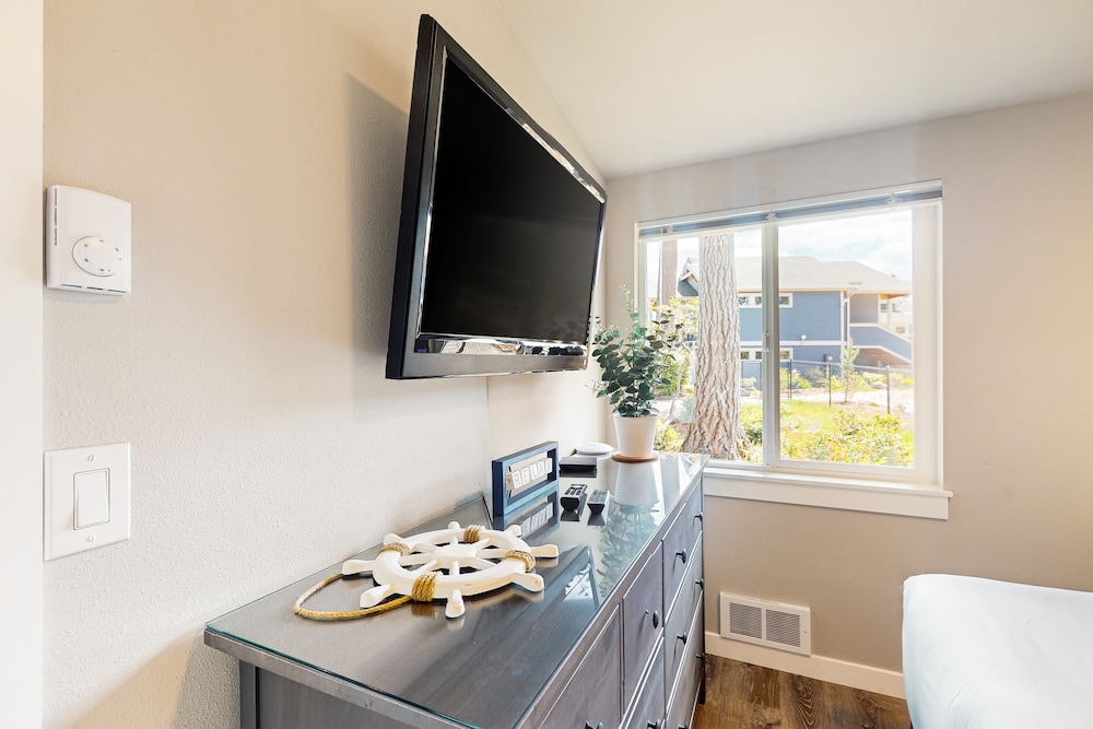 Family-friendly, soundfront getaway with deck, Wifi, W/D and mountain ...