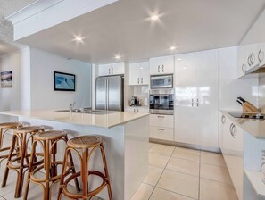 Apartamento (Sunrise Cove 25) | Cozinha privada | Um frigorífico/congelador grande, um micro-ondas, um forno