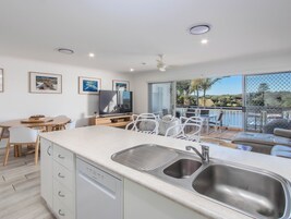 Apartamento (Sunrise Cove 18) | Cozinha privada | Um frigorífico/congelador grande, um micro-ondas, um forno 