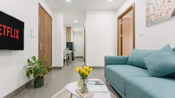 Apartamento Deluxe, 2 quartos, varanda | Sala de estar | Smart TV de 43 polegadas com canais digitais, Netflix