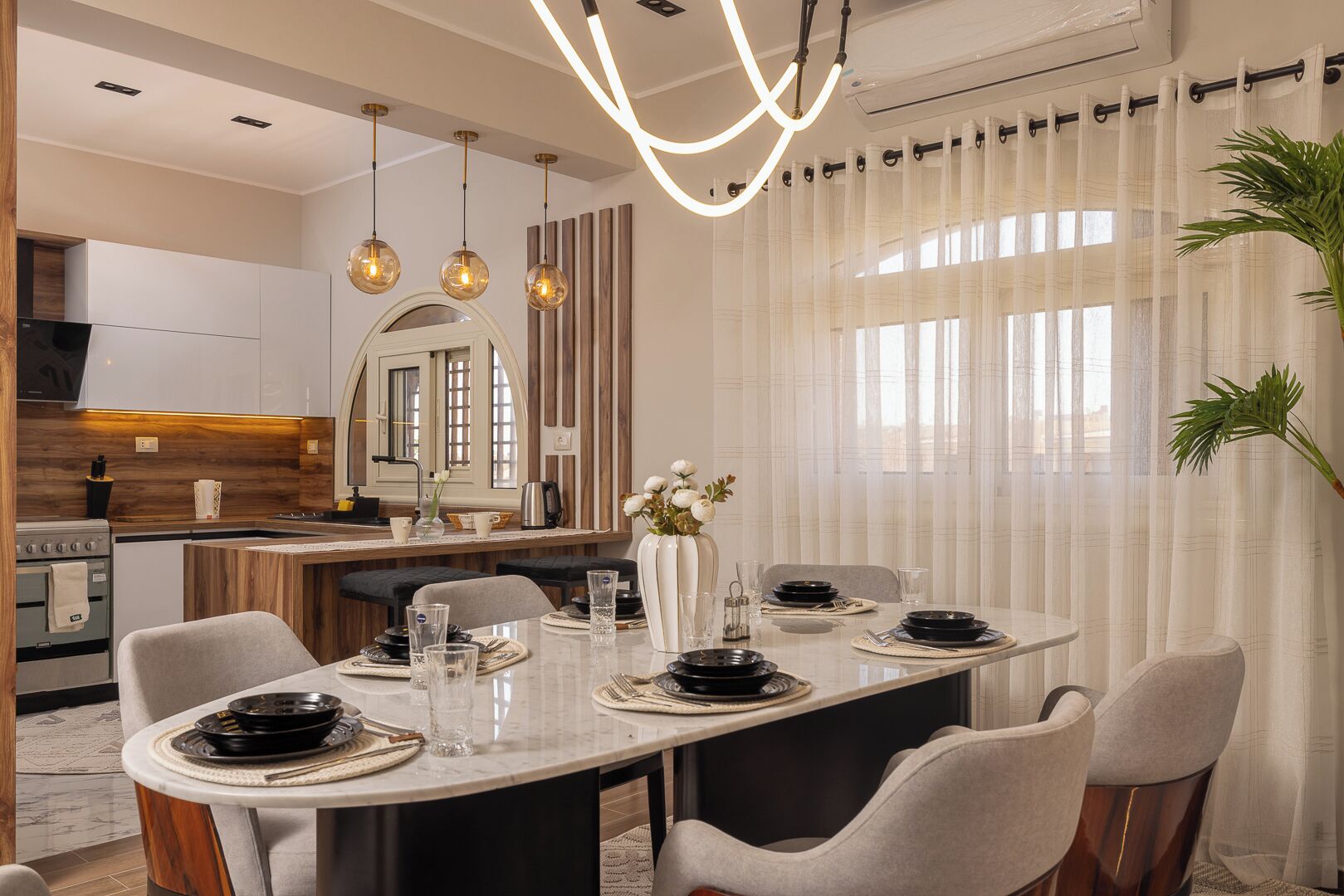 Apartamento presidencial, 4 quartos, sacada, vista parcial para o mar | Cozinha privada | Geladeira, micro-ondas, fogão, cooktop