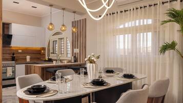 Apartamento presidencial, 4 quartos, sacada, vista parcial para o mar | Cozinha privada | Geladeira, micro-ondas, fogão, cooktop