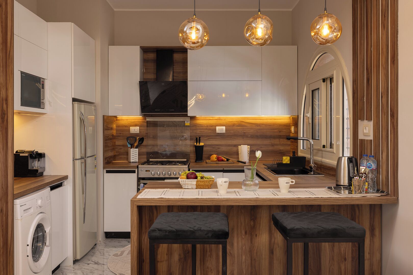 Apartamento presidencial, 4 quartos, sacada, vista parcial para o mar | Cozinha privada | Geladeira, micro-ondas, fogão, cooktop