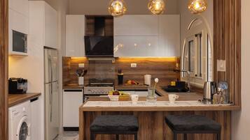 Apartamento presidencial, 4 quartos, sacada, vista parcial para o mar | Cozinha privada | Geladeira, micro-ondas, fogão, cooktop