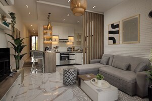 Apartamento Superior, 2 quartos, varanda | Sala de estar | Smart TV de 55 polegadas com canais por cabo, Netflix 