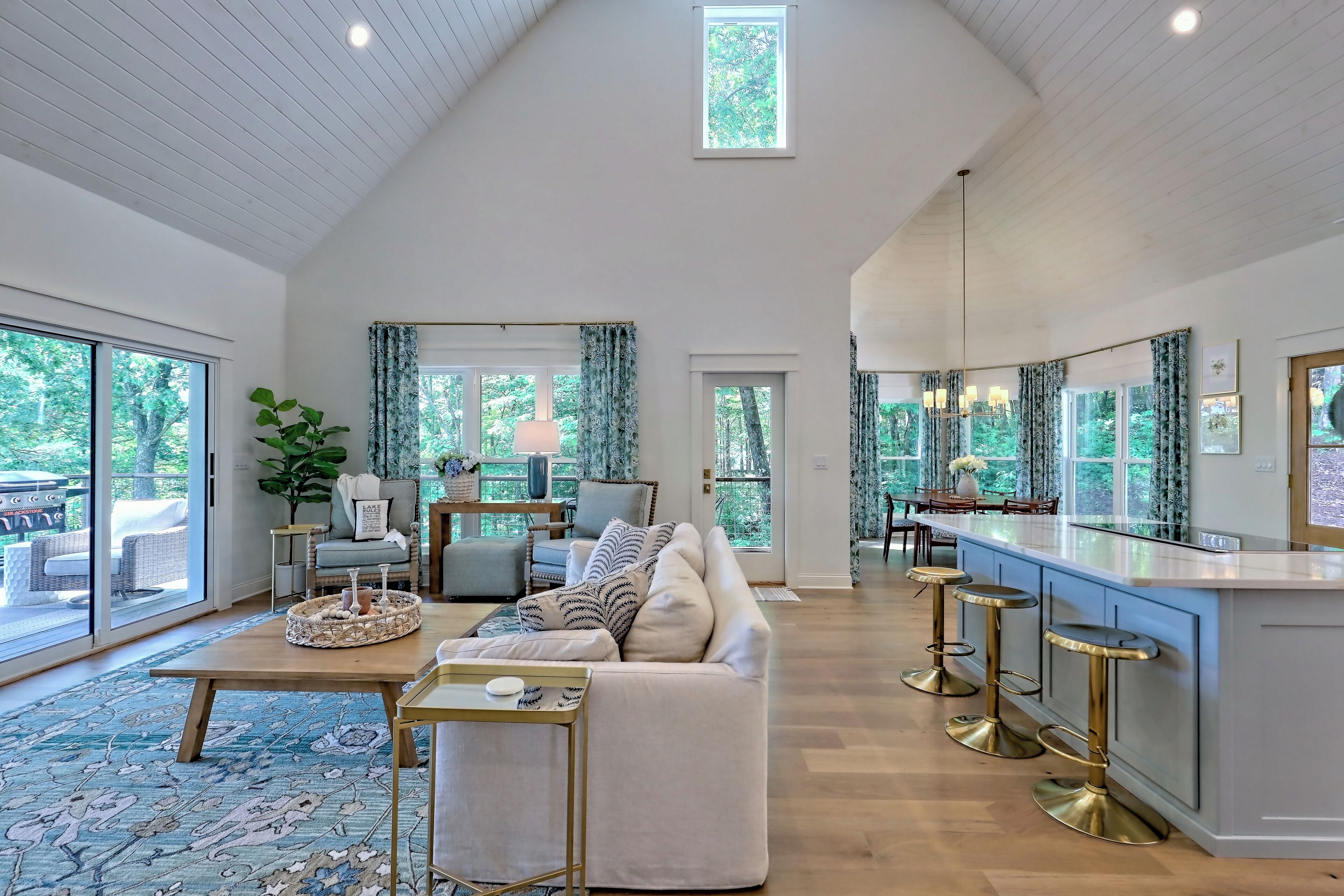 Big Oak Bungalow By Chatuge Home Concierge | Lake House · Private Dock · Hot Tub · Ping Pong · Fireplace - Hiawassee, GA