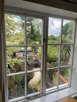 Quarto Twin Superior, vista para o jardim | Ferro/tábua de engomar, Wi-fi grátis, roupa de cama fornecida 