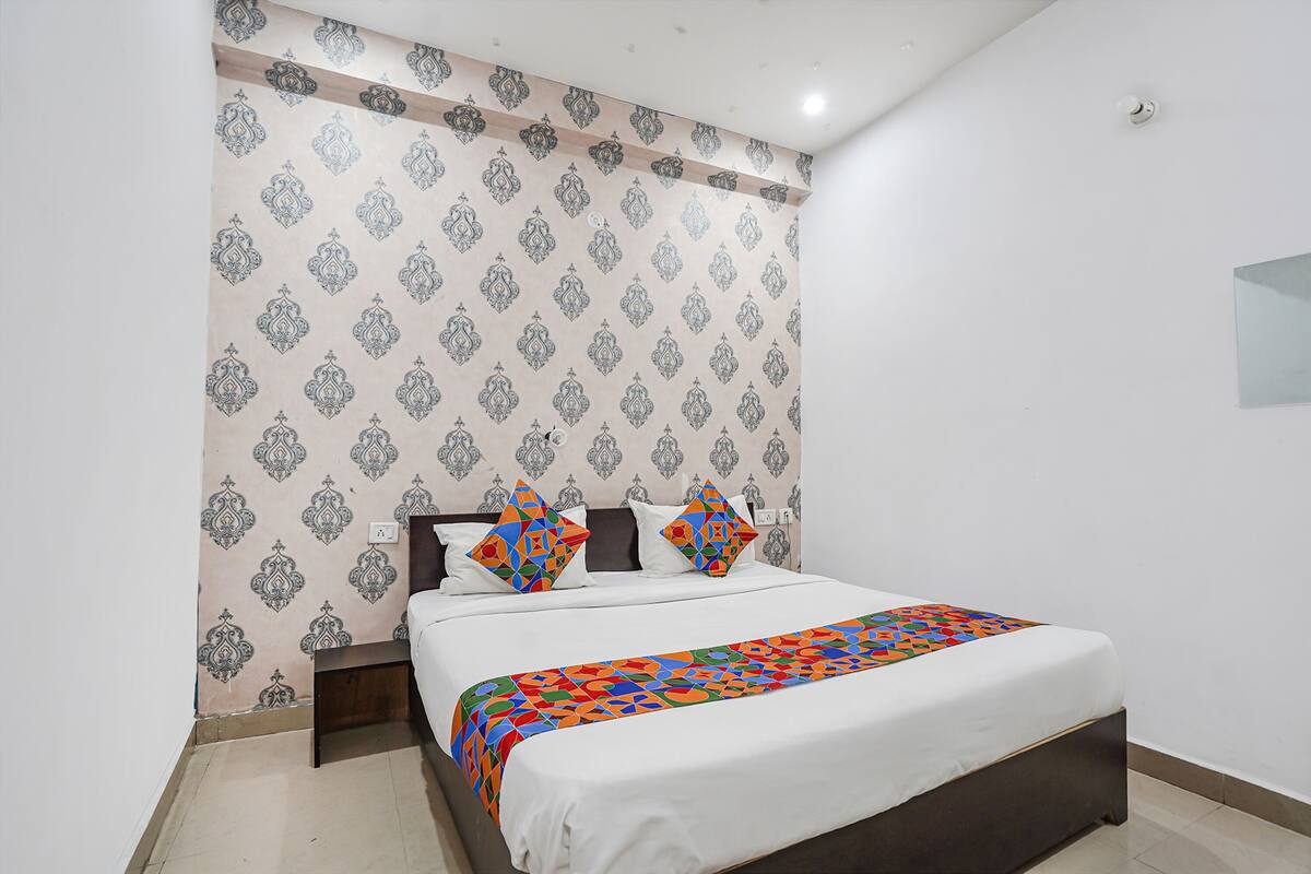 Quarto Deluxe | Lençóis de algodão egípcio, roupa de alta qualidade, cofre no quarto