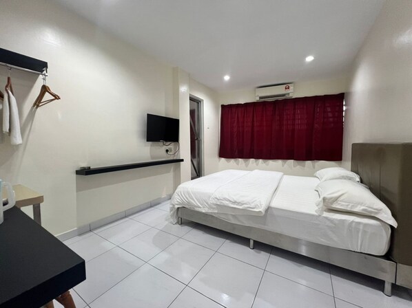 Quarto Duplo Deluxe, 1 cama queen-size | Secretária, secretária adequada para computadores portáteis