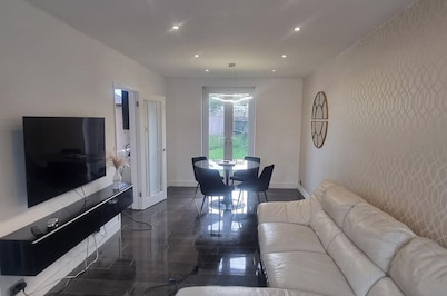3 Bed House Sleeps 5 - Parking, Garden, Pets