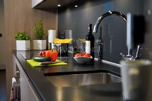 Apartamento | Cozinha privada | Minifrigorífico, um micro-ondas, um forno, uma placa de cozinha