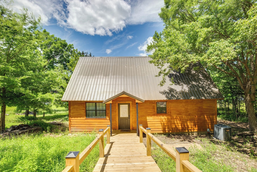 Cabin On Lake Raymond Gary W/ Dock, Grill & Views! - Raymond Gary Lake, OK