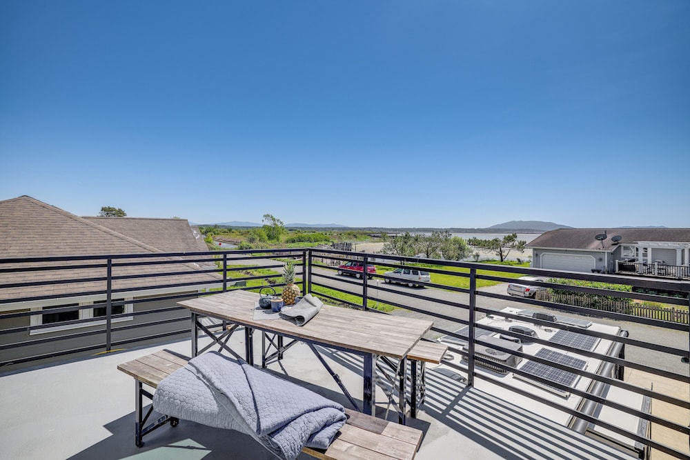 Sleek Ferndale Home W/ Ocean & Mountain Views! - Ferndale, WA