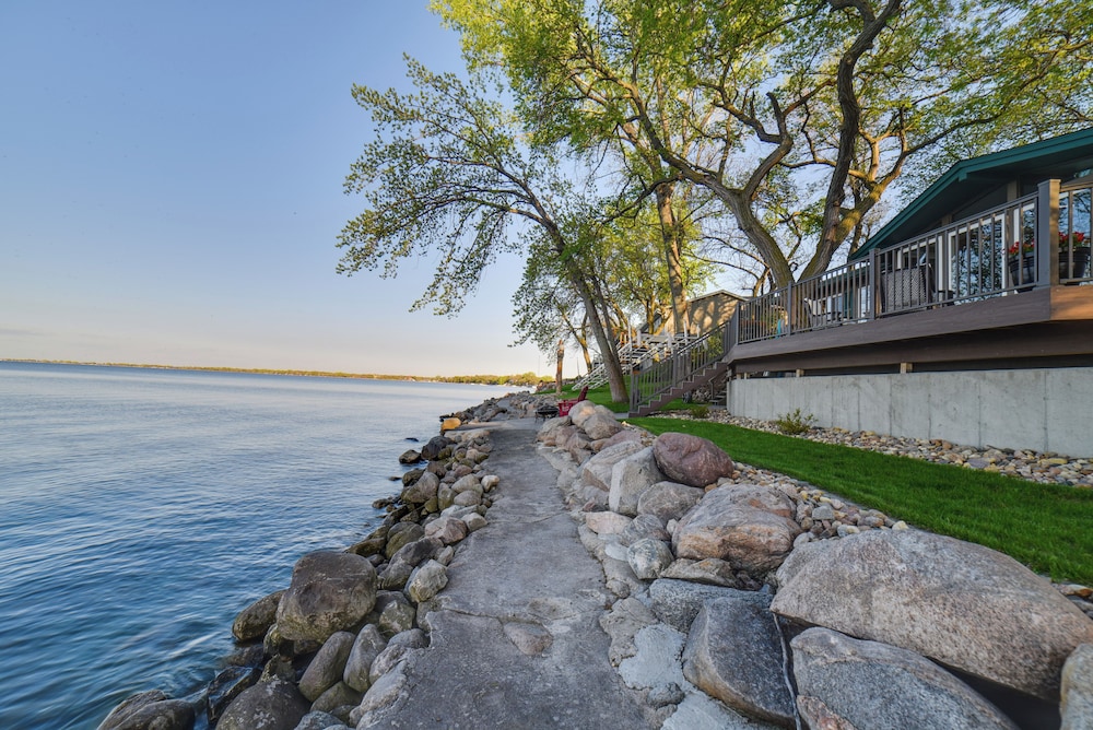 Dreamy Lake Poinsett Cabin W/ Deck, Dock & Views! - Lake Poinsett, SD