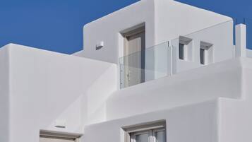 Villa, vista para o mar | Sala de estar | Televisor de ecrã plano de 40 polegadas com canais via satélite