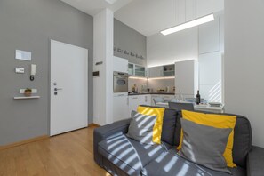 Apartamento, Vista para a cidade | Sala de estar | TV de ecrã plano 