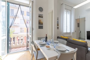 Apartamento, Vista para a cidade | Sala de estar | TV de ecrã plano 